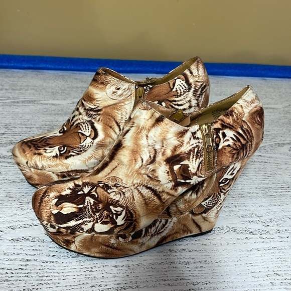 Hot Tomato | Shoes | Hot Tomato Chloe Tiger Queen Zip Closure Wedge ...